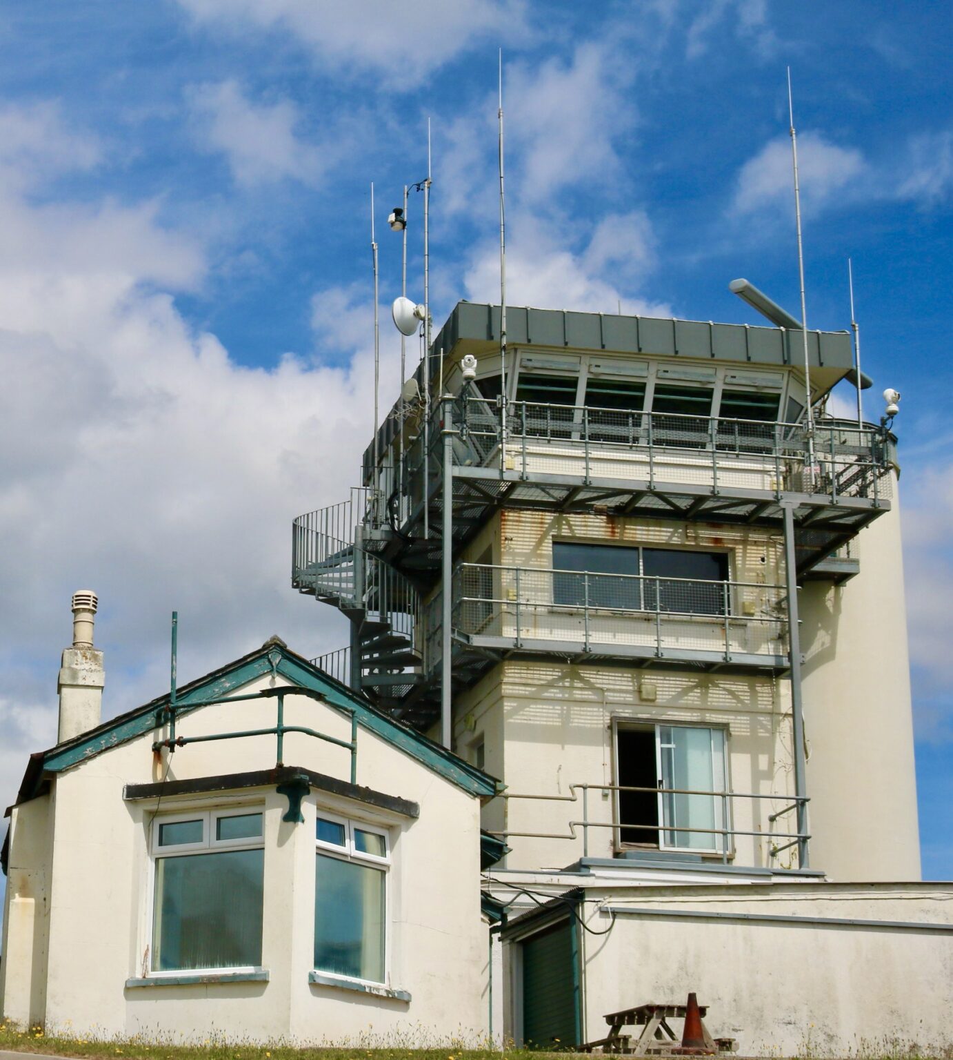 PLYMOUTH'S LOOKOUT PORTAL -THE LONGROOM